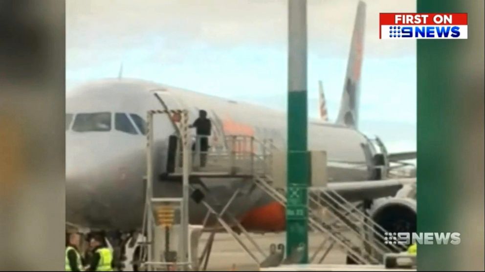 Late passenger attempts to break into plane - ABC7 Los Angeles